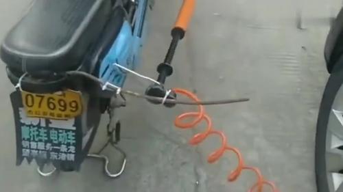 村里哥们太聪明了,把打气筒和电动车结合,发明自动打气筒