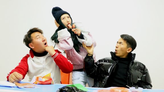 搞笑剧:老师蹭吃雪糕,学生用黏土捏出假雪糕,老师吃完拉肚子