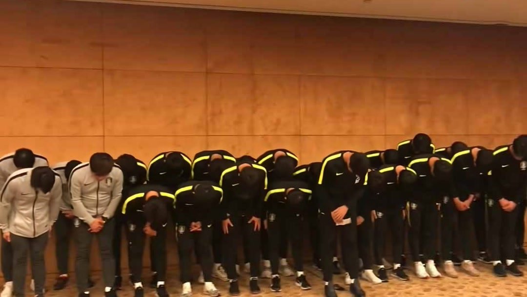 韩国球员赢中国后竟脚踩奖杯庆祝 韩国U18全队鞠躬道歉