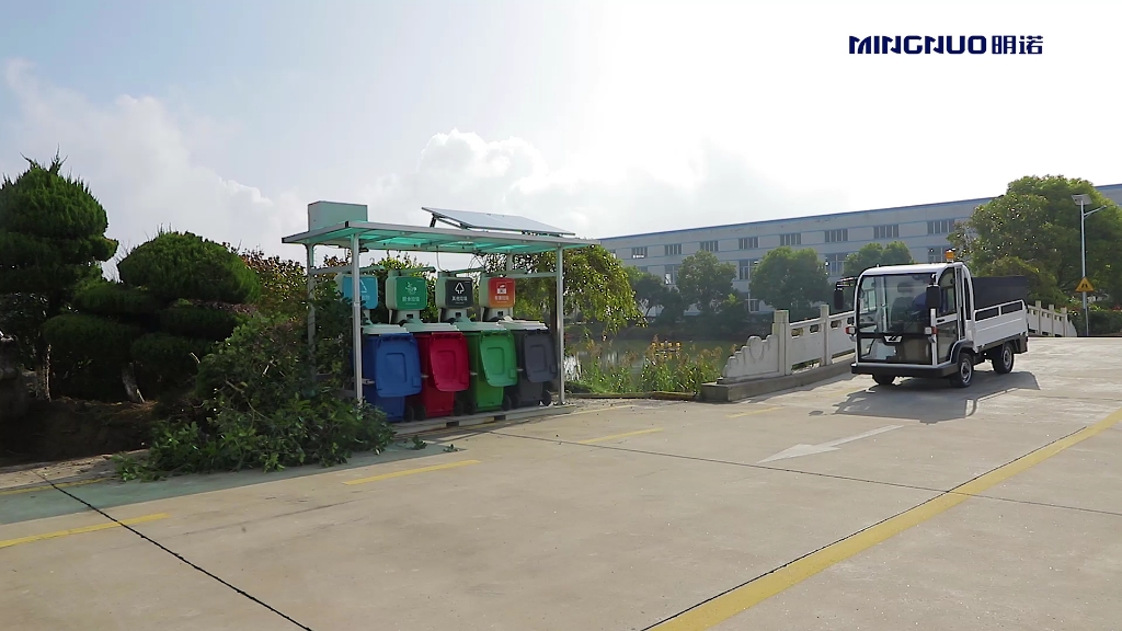 明诺四轮八桶垃圾清运车装桶演示