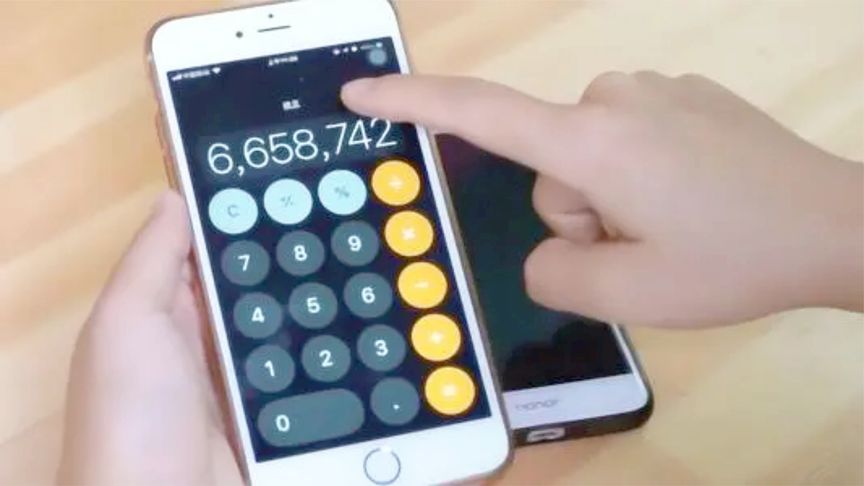 打开手机计算器,长按两秒,就可以看到女友隐藏加密的照片视频!