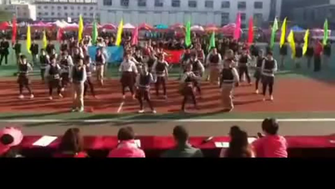 育鹏小学运动会五年一班开场舞蹈-咋的爸爸