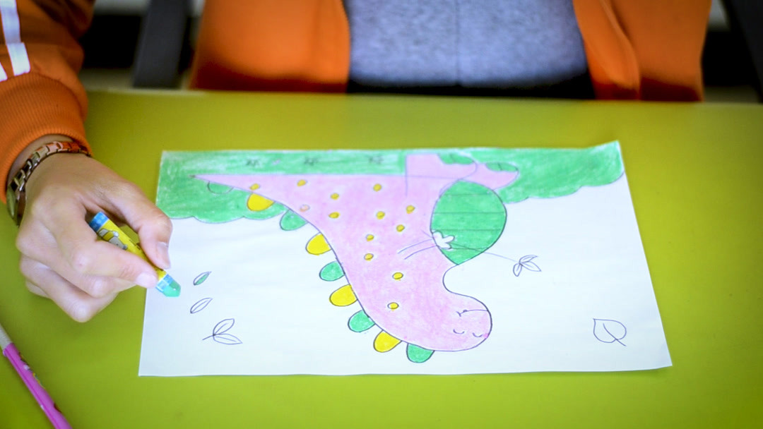 用油画棒让孩子能跟着一起画,《恐龙》绘画教程