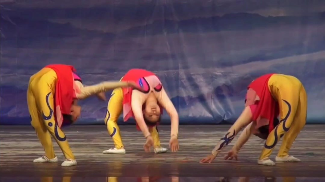 三位美女杂技柔术,精彩演出