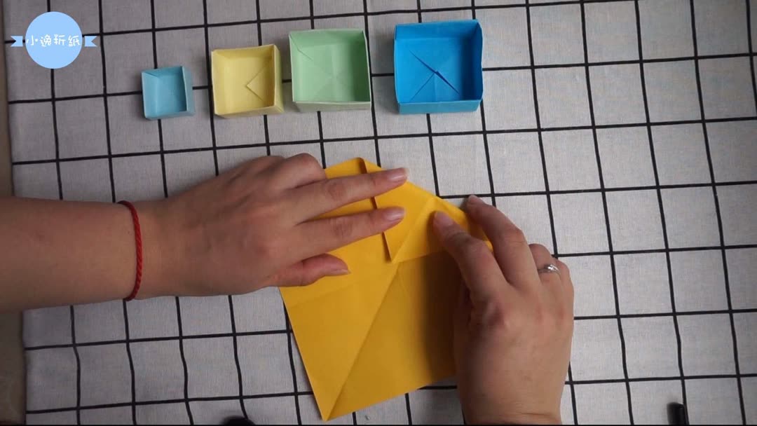非常简单的小纸盒折纸,看起来很小,折个大的却能装不少东西呢