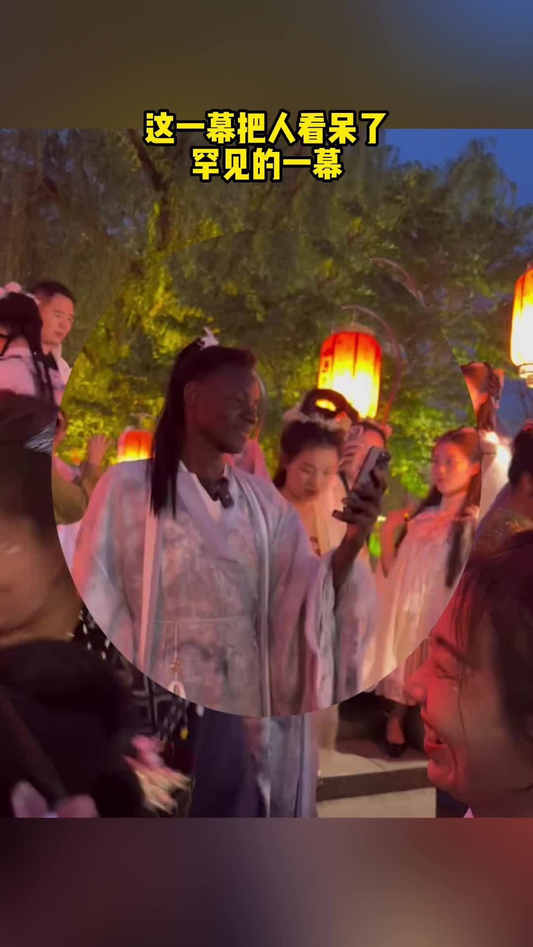 这一幕把人看呆了罕见的一幕