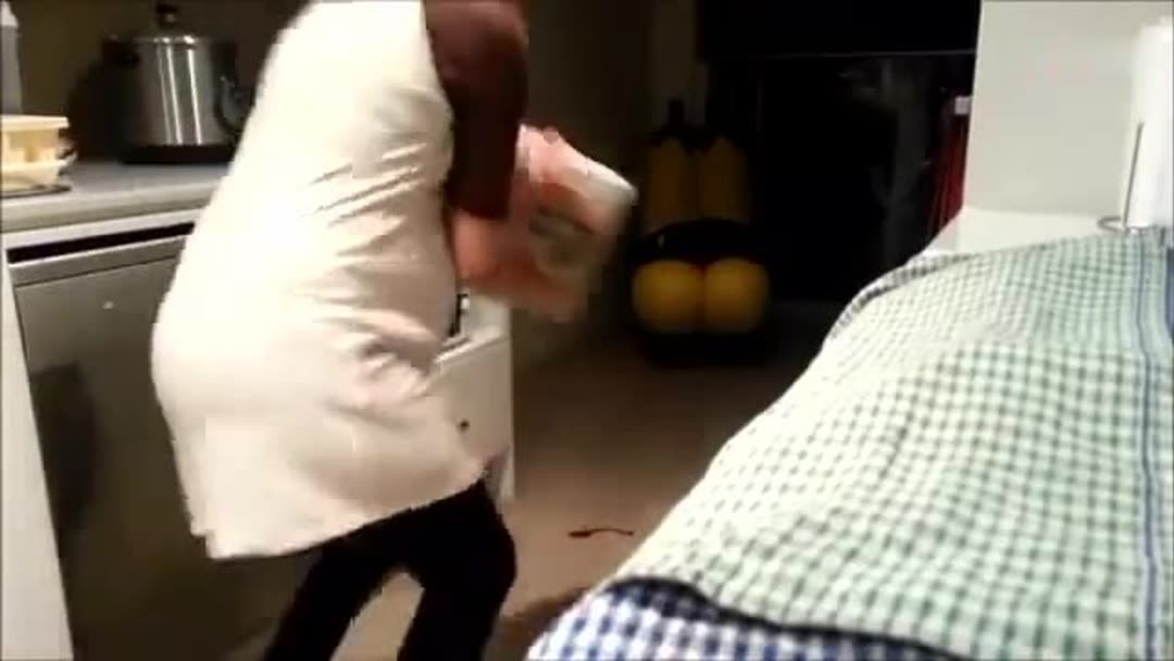 孕妇假装摔倒在地, 吓坏老公