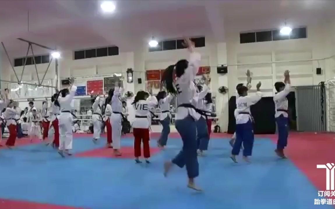 越南美女教你简单的跆拳道舞蹈