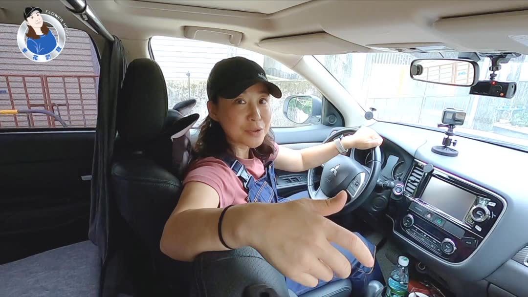 女司机房车自驾游出发前,准备了一堆拍摄设备,看看哪种最实用!