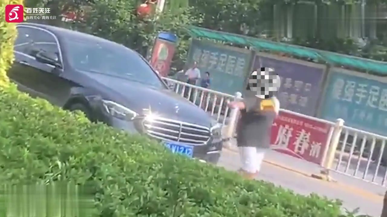邯郸一女子携二维码当街拦豪车要钱车主:转圈还踩车上给了5块