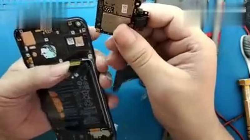 粉丝寄修的华为荣耀V20,进水后不开机,自己拆开烘干还把后盖拆坏了,...