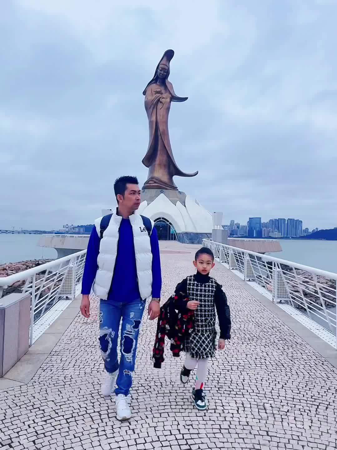 一个军人的步伐,一个模特步伐,走在一起却毫无违和感!所以论基因的...