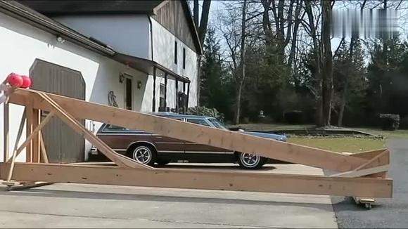 两个高低不同的轨道模型,哪一个轨道上的球最先滑落?猜一猜!