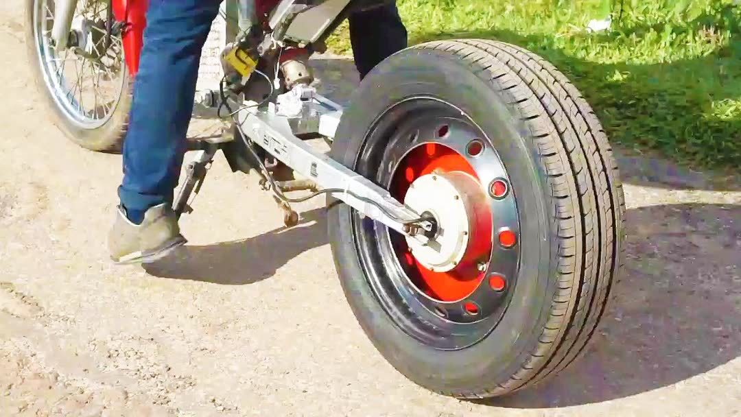 装汽车轮胎的电动车,上路跑没问题,就是感觉太耗电