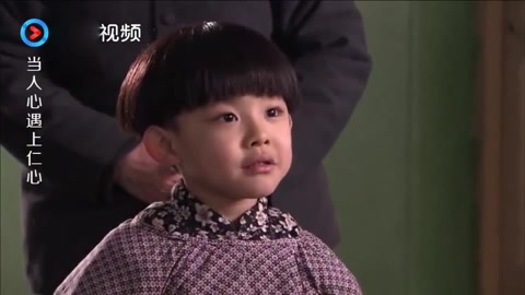 农村妈妈把孩子带到教室一块上课,积极回答问题,同学们哄堂大笑
