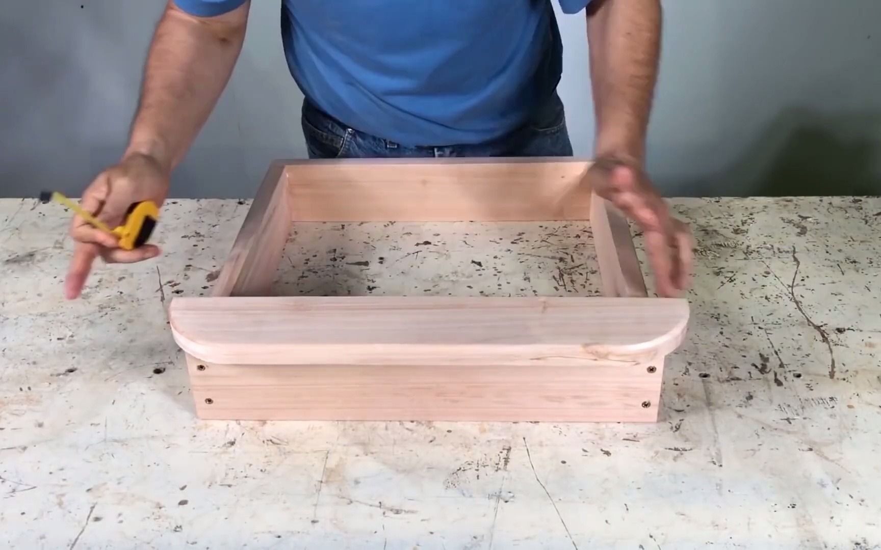 木工老师傅手工自制花边桌子搭配自制的实木椅子简约又漂亮