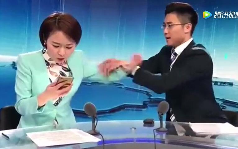 女主持人以为直播结束了,突然情绪失控,干出了这种事