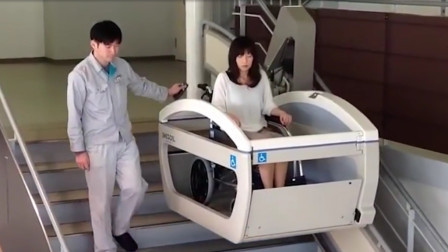 日本这个电梯发明太暖心,让轮椅轻松上下楼梯,应该在全世界推广