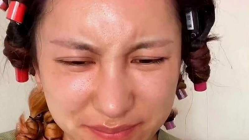 李麒麟挑战用口红唇釉卷头发,最后的样子托尼老师都羡慕了!