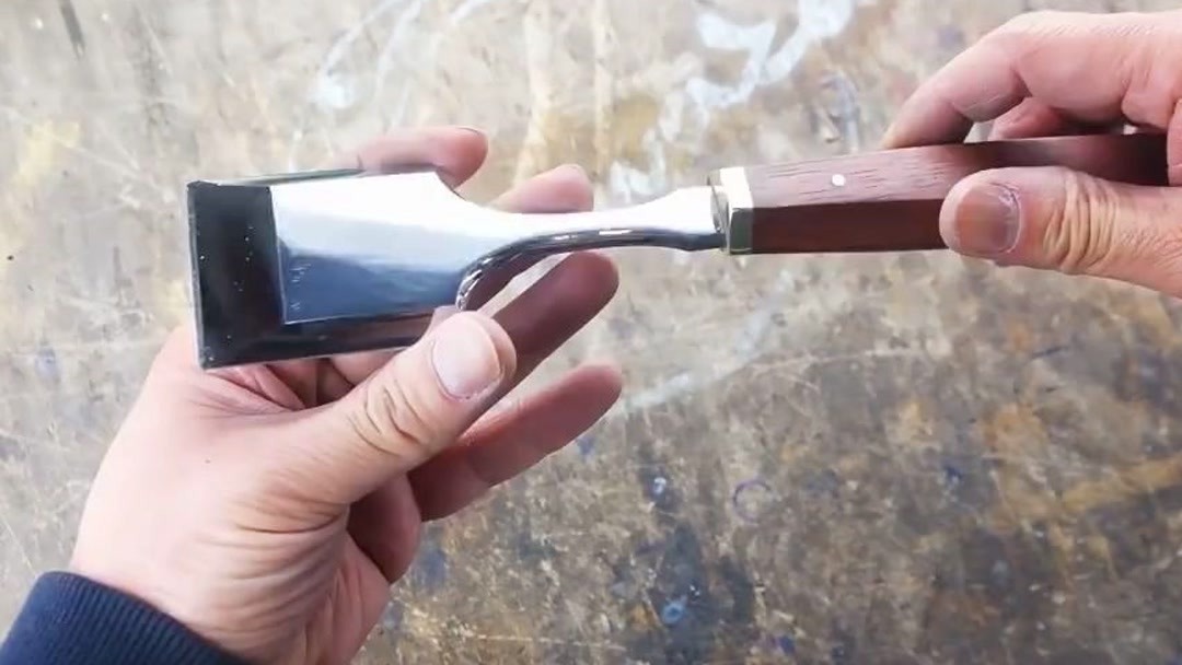 这才叫精品,师傅打造一把木工凿子,可以当镜子用了