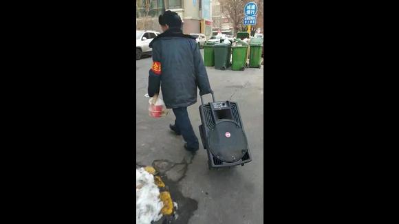 小区疫情宣传:新疆四院心理医生在宣讲