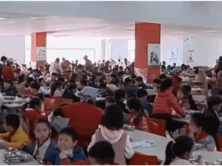 教育部:严查引发食品安全事件学校 落实学校负责人陪餐制