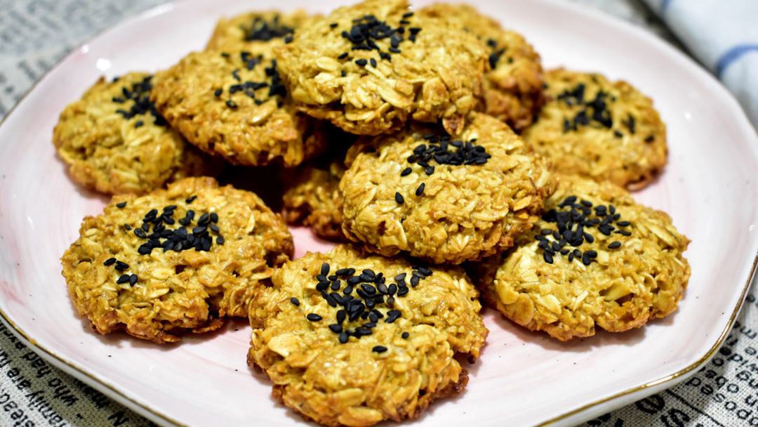 2个鸡蛋,1碗燕麦,筷子搅一搅,做法比桃酥简单,比饼干好吃