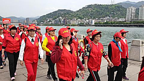 青田县广场舞协会4.15全民国家安全教育日普法活动健步走。