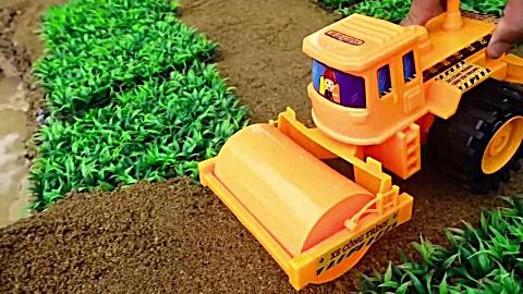 挖掘机动画片 挖掘机警车洒水车工作表演视频