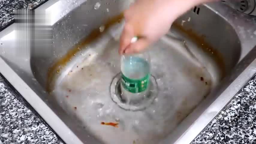 再堵的厨房下水道,用这个好方法,3分钟快速疏通不花冤枉钱