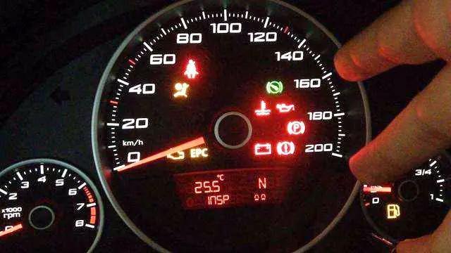 汽车行驶中仪表盘的报警灯亮了,就别继续开了,可别不当回事!