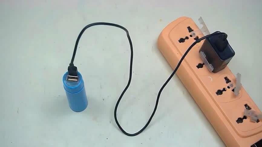 废弃的笔记本电池做成充电宝,现在知道还不算晚!