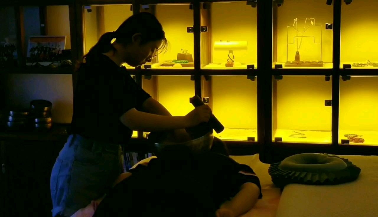 当颂钵靠近人体时,体内最细小的原子也会随着颂钵的音波振动而变化,...