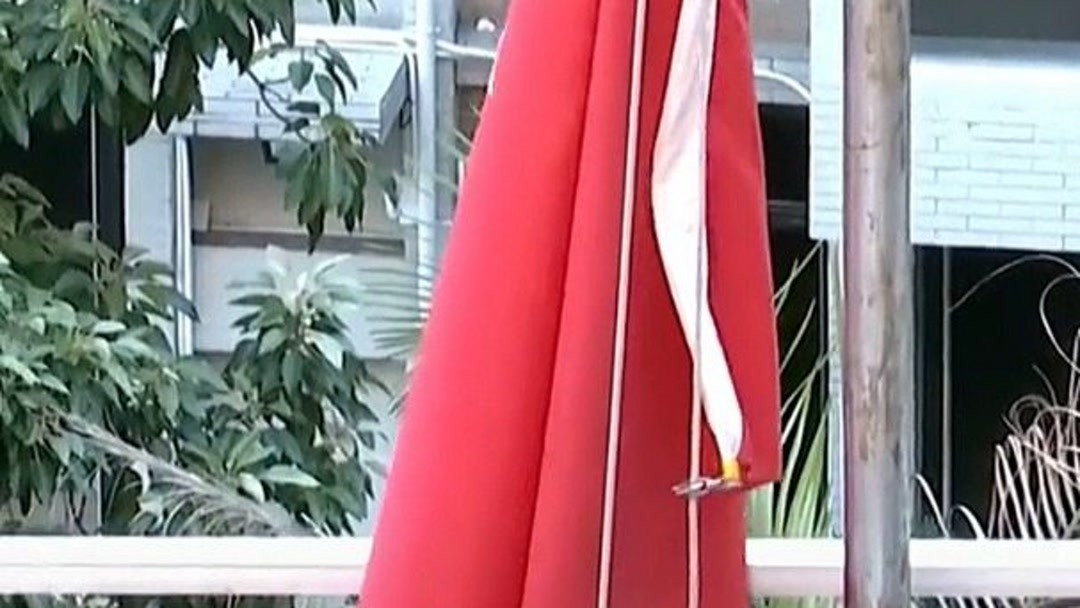 香港学生走中式队列升国旗,一起看香港中学生走中式队列升五星红 面!