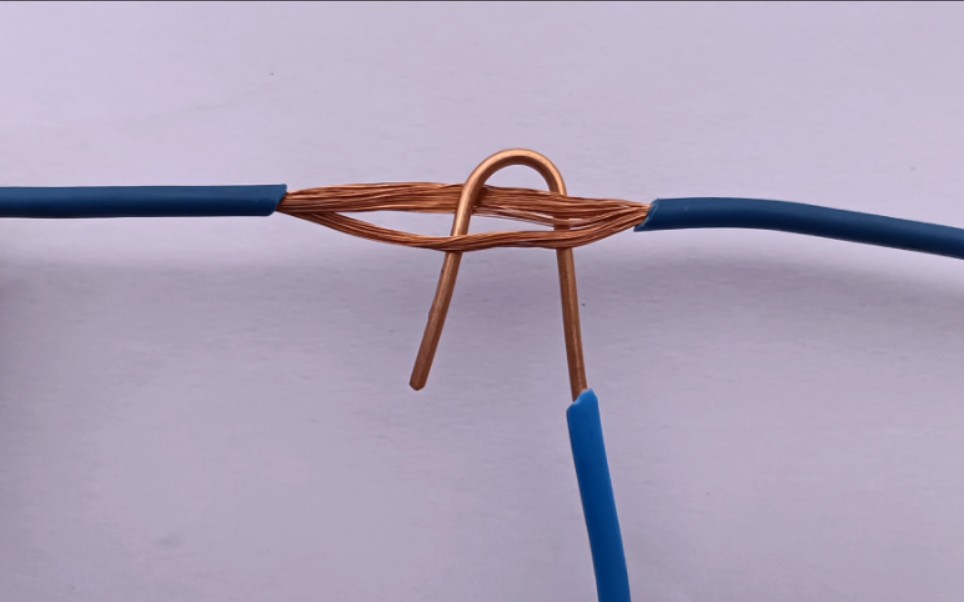 软铜线T接硬铜线,切忌直接缠绕,老电工这样接线线头牢固不虚接