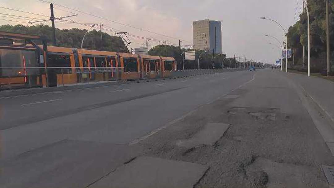 被松江道路抢镜的有轨电车相遇