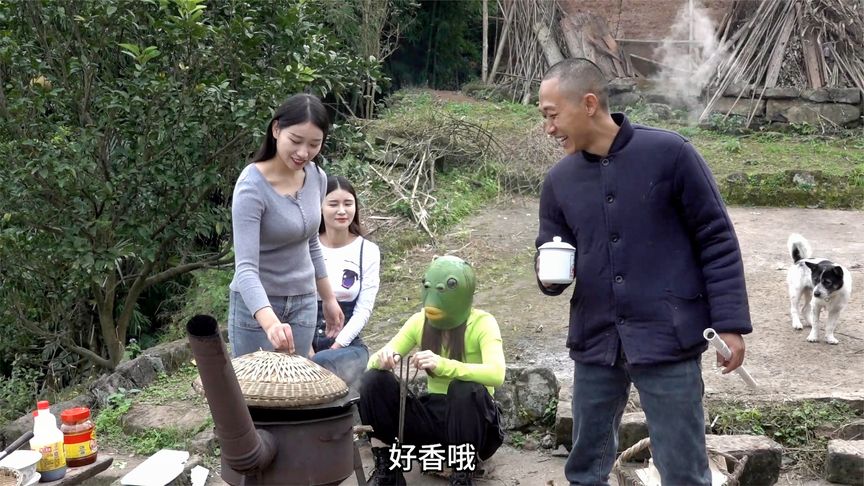 管子哥用管子做成乐器,饭后给大家表演一曲,生活美滋滋