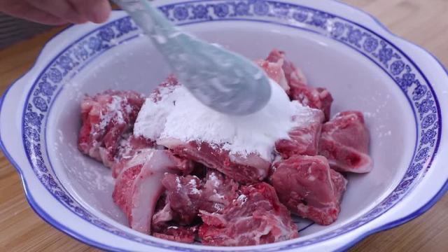 美食:过年炖排骨,有人焯水,有人直接炖,都不对,教你正确做法,真香