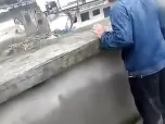 【拍客】四川洪水冲垮房屋 1人瞬间被冲走(流畅)