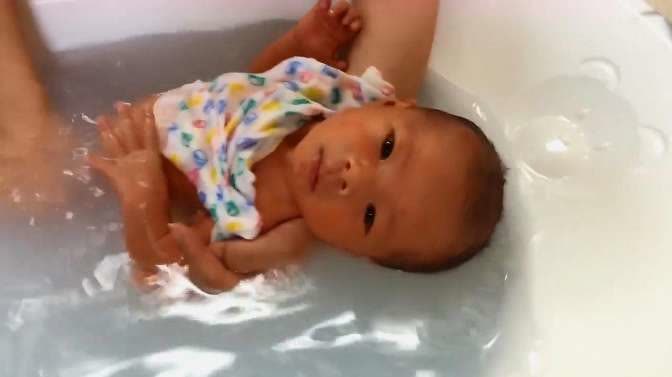 刚出生没多久的小宝宝洗澡澡,好享受呀!