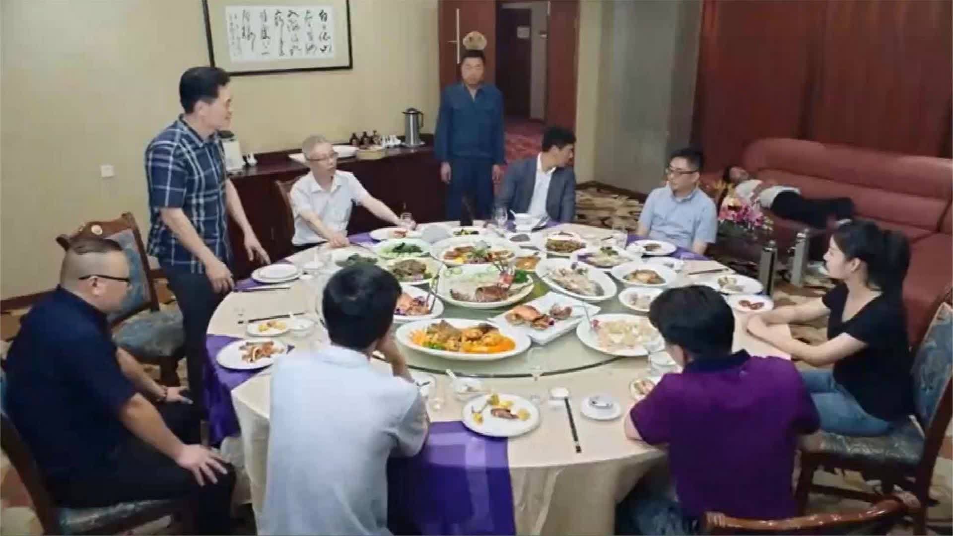 江河:有钱请客户大吃大喝,却没钱发工资,局长看完账单怒砸酒桌