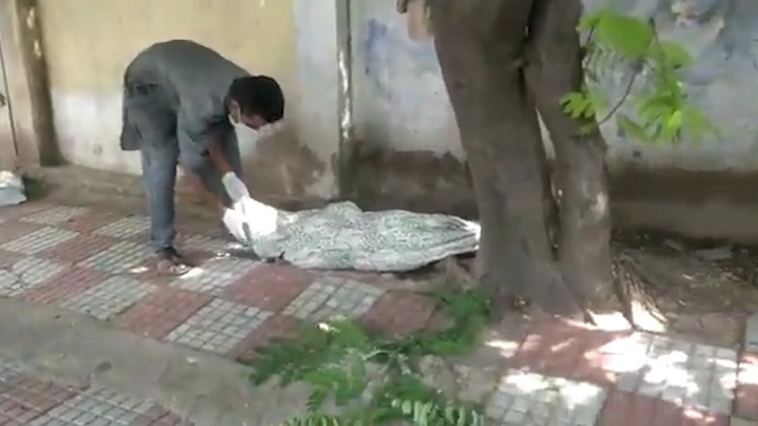 母亲发烧离世,男子称没钱安葬且怕惹麻烦将遗体偷扔路边