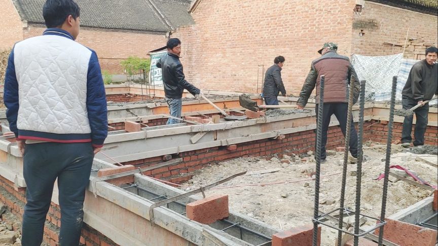 农村小伙盖房子打圈梁,搅拌车进不来,师傅只能一锨一锨的慢慢传