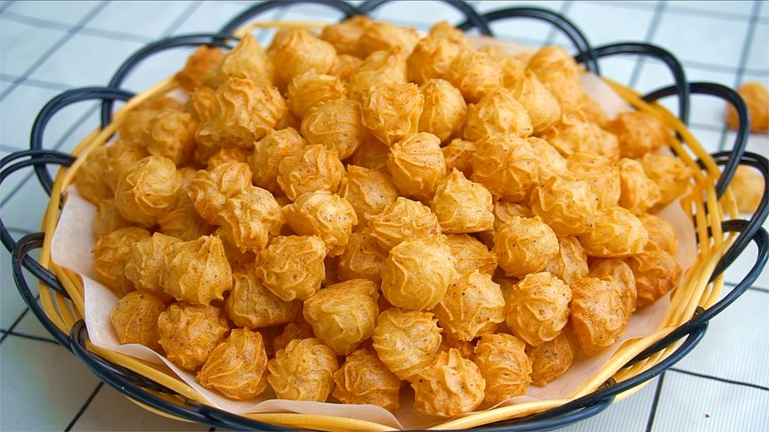 只要2个土豆就能做出小零食,酥脆咸香,好看又好吃,做法简单