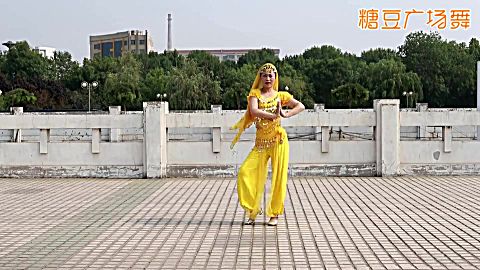 广场舞。美丽的神话。背面分解