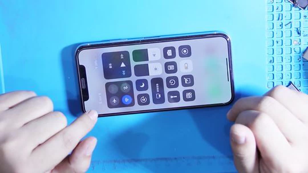 小伙的奇葩iPhoneX,使用中手机发热就断网无服务,拆机检测主板