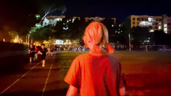 你主动她主动爱情不就来了?#学校操场 #撩小哥哥
