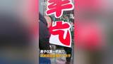 【内蒙古】男子用刻刀在玻璃门上刻广告字行云流水 称:常被人质疑造假
