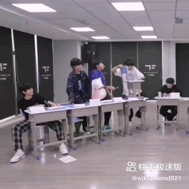 欢迎收看TF家族三代拆家现场[鼓掌]