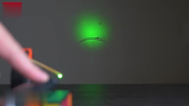 如何用激光笔制作一台巨大的显微镜投影仪 - 令人惊叹的科学实验2018